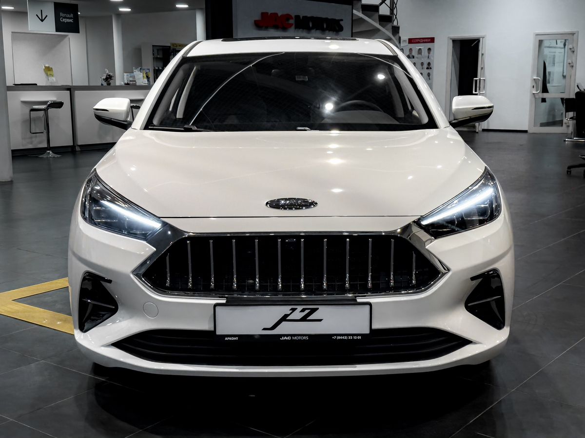 Новый JAC J7 Люкс, белый, 2023 года от 1 749 000 рублей у официального ...